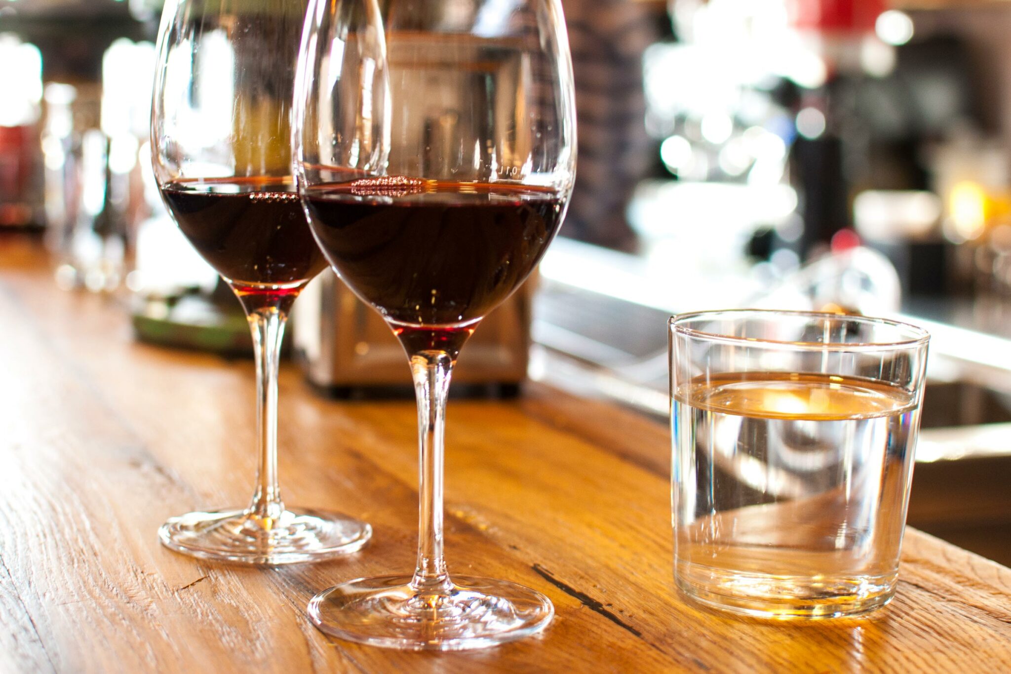 10 sorprendentes beneficios de beber una copa de vino tinto al día.
